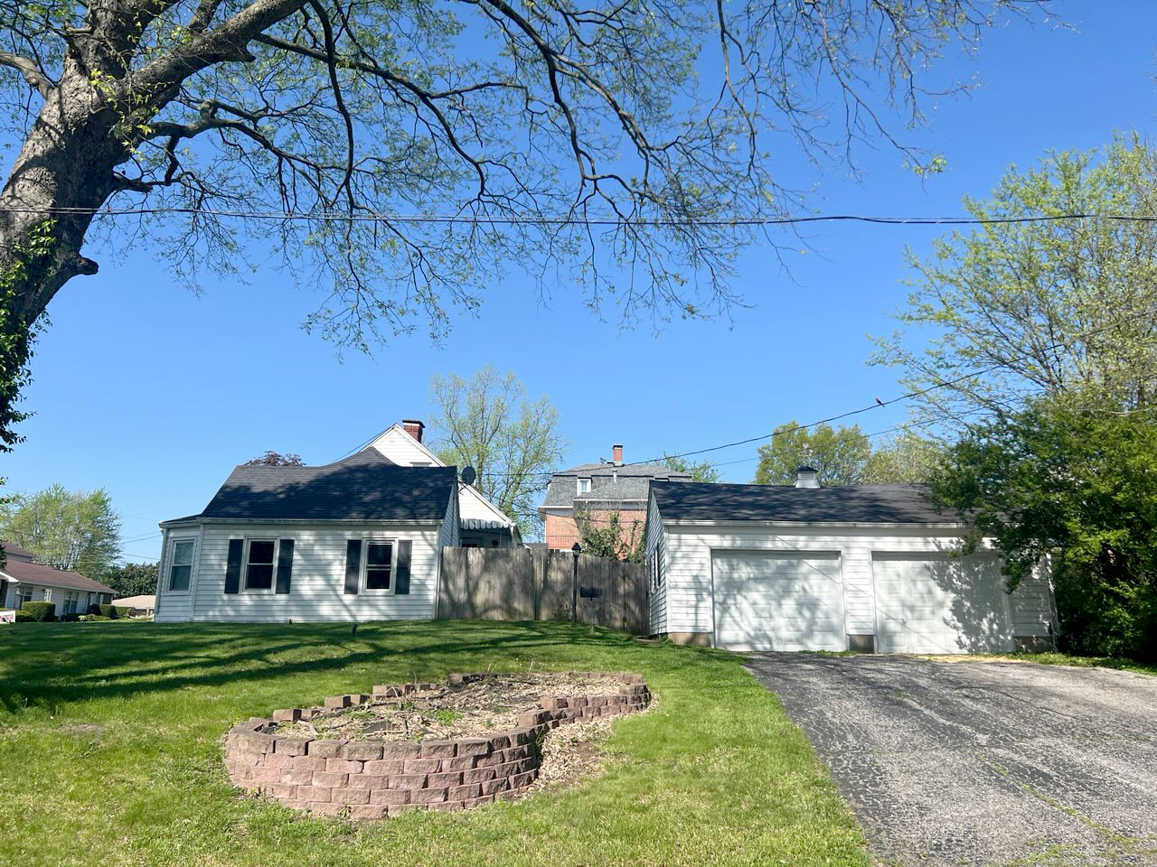 R-1512 ~ 405 E Water St, Fairfield, Illinois – Pollard Realty